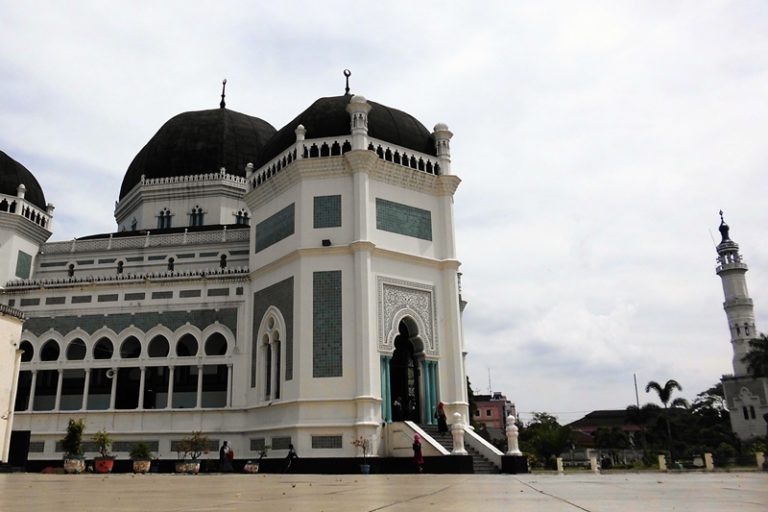 Istana Maimun dan Masjid Raya Al Mashun di Medan – SAMLEINAD